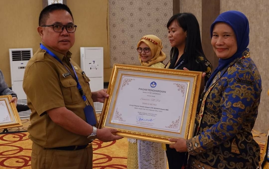Kepala Sekolah SMAN 6 Metro Terima Penghargaan Kepala Sekolah Inivatif | Gerbang1news.com